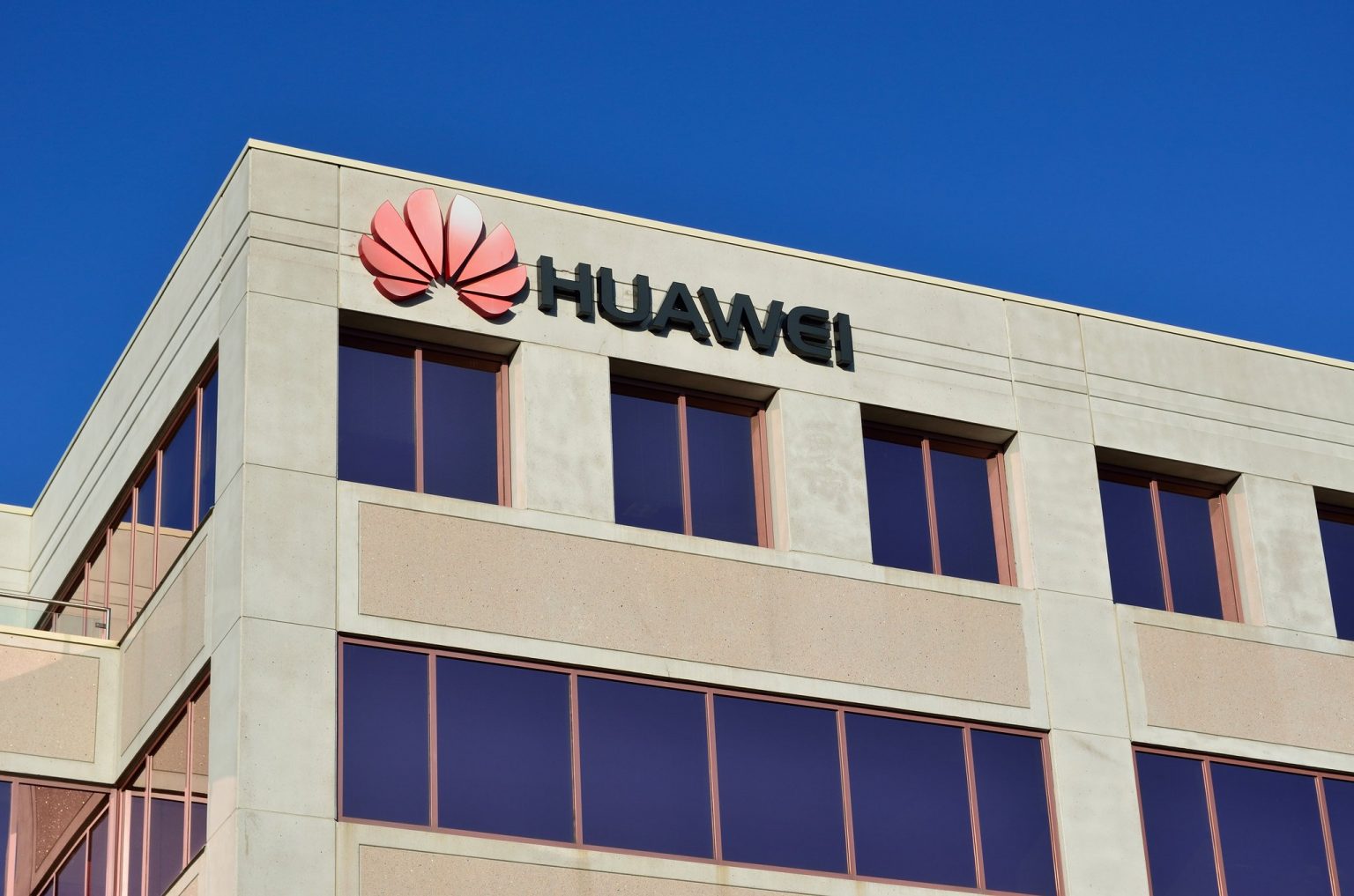 Huawei has patented two smartphones with a sliding display - YesMobile